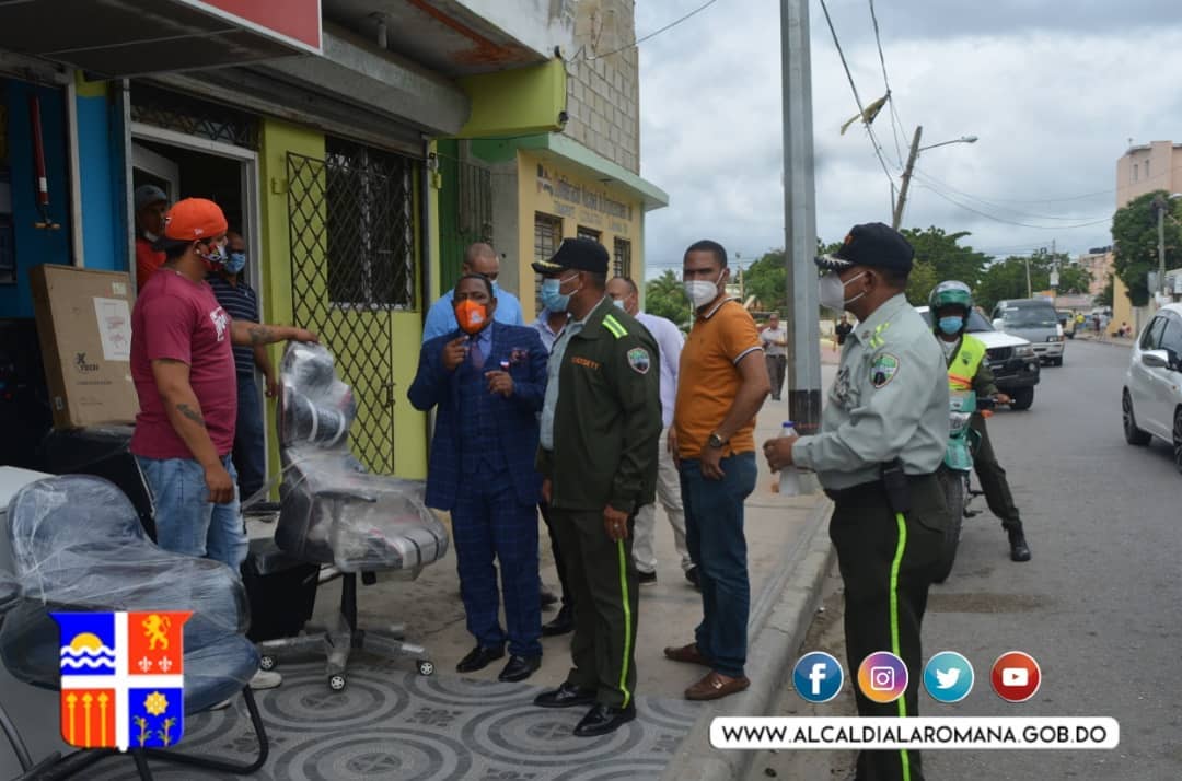 Concientización sobre los parqueos paralelos : Alcaldía de la Romana